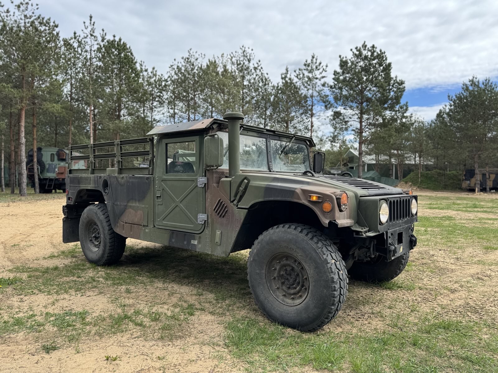 Driving fun with the US Army's legendary HMMWV SUVs - tankodromas.lt